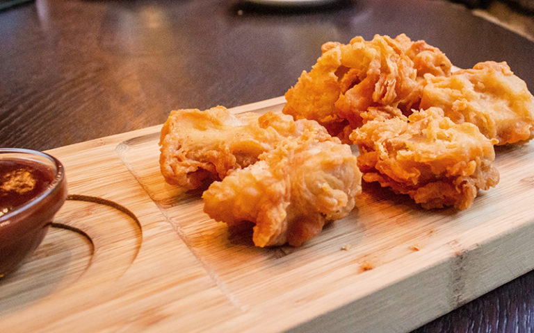 Friterad kyckling på koreanskt vis med jordnötssås och asiatisk gurka