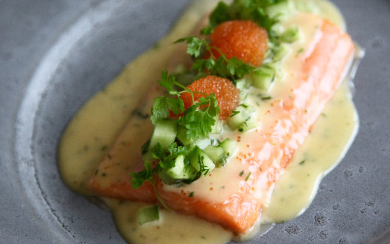 Catarina König har komponerat en rätt med ugnsbakad röding.